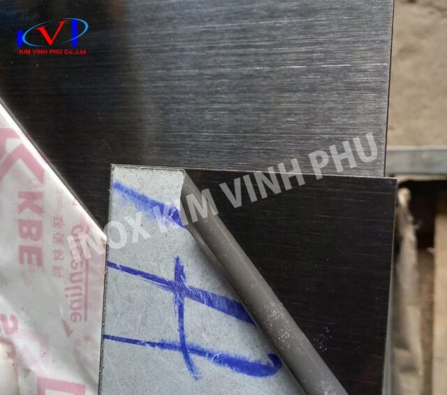 Tấm inox đen xước bề mặt Hairline cao cấp và bảng giá inox đen