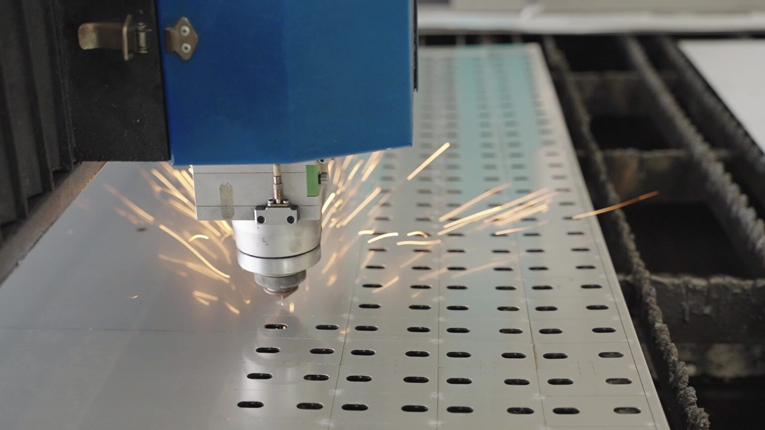 Gia Công Bằng Chùm Tia Laser Là Gì? Nguyên Lý Hoạt Động
